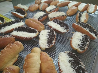Roti topping coklat keju ~ Via Khasanah