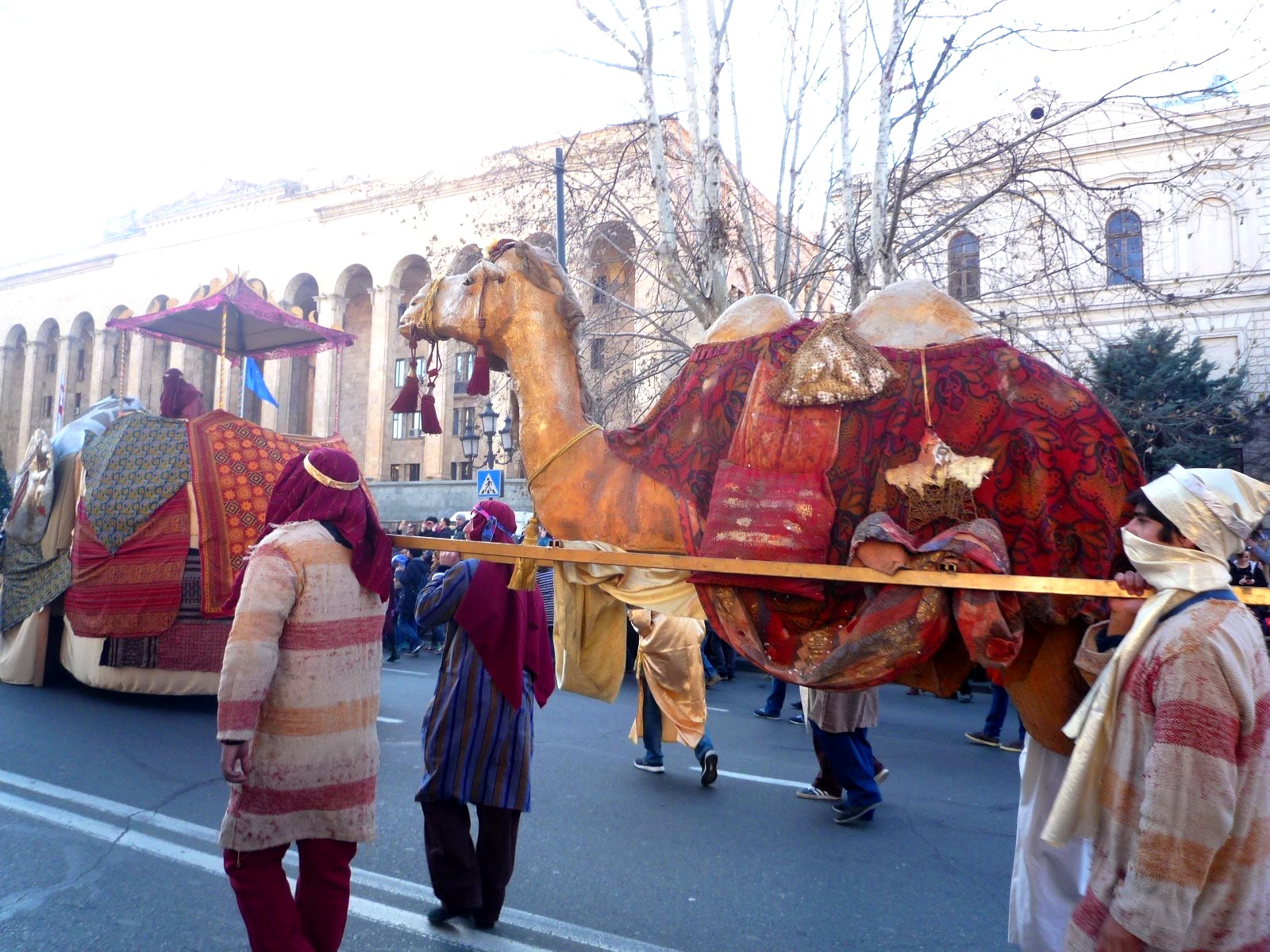 私の国ジョージア: クリスマスと行進「アリロ」