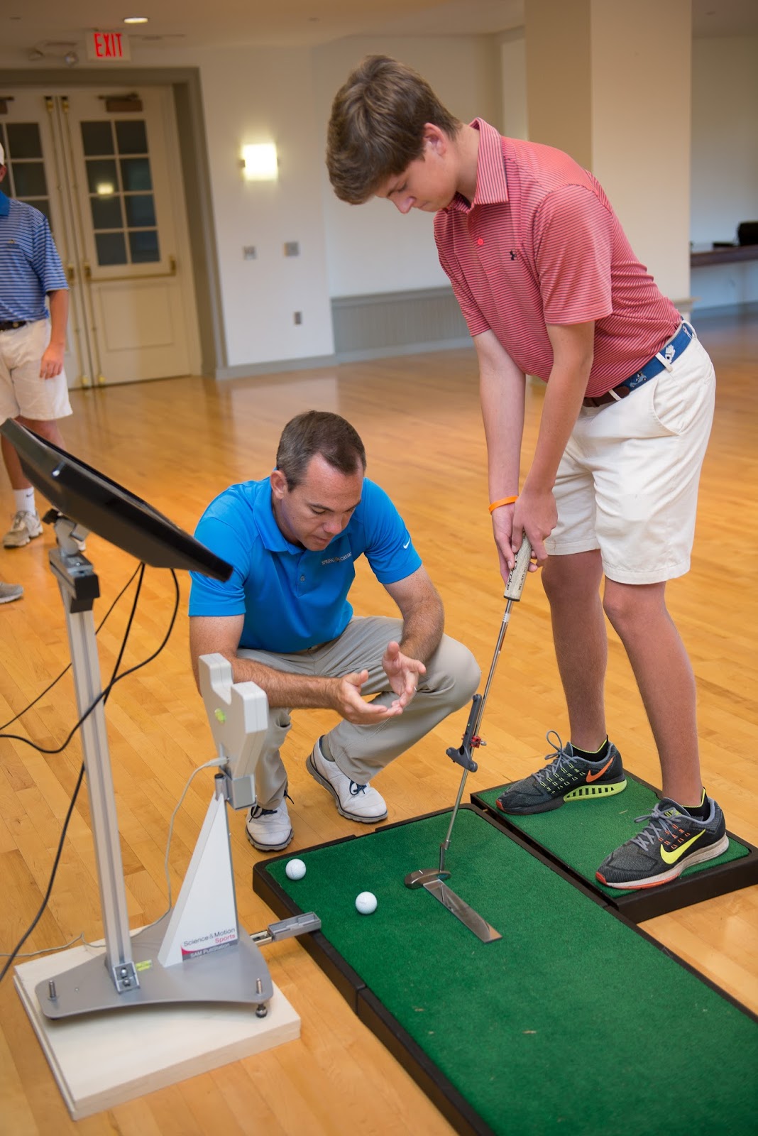 Woodberry Forest Golf: Pro helps fall golfers with putting technique