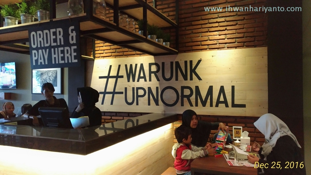 Warunk UpNormal Malang: Tempat Nongki Baru yang Seru di Malang - Ihwan Hariyanto