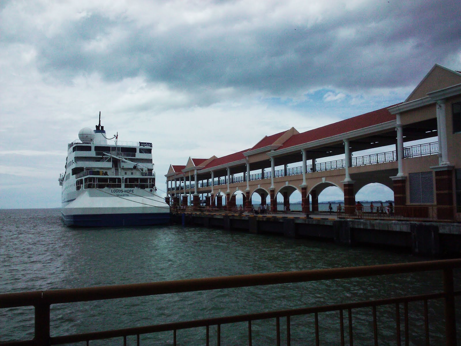 Books Love Me!: My trip to Logos Hope - floating book fair!