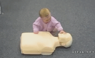 Increible lo que hace esta bebe, da reanimacion! RCP! ~ Gifs Chistosos