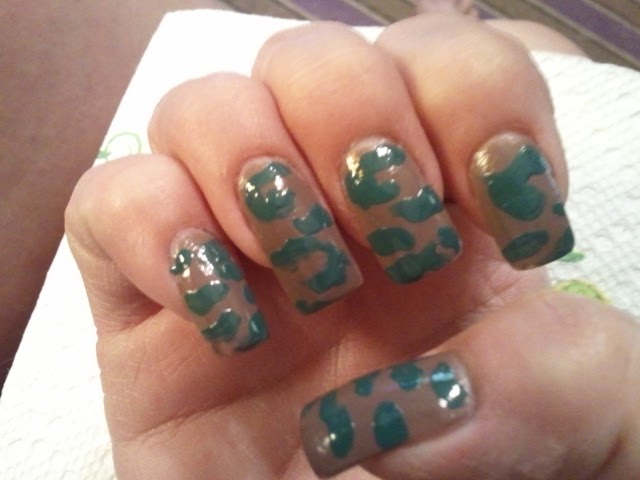 Glittery Fingers & Sparkling Toes: Army Camouflage Nails (& Tutorial)