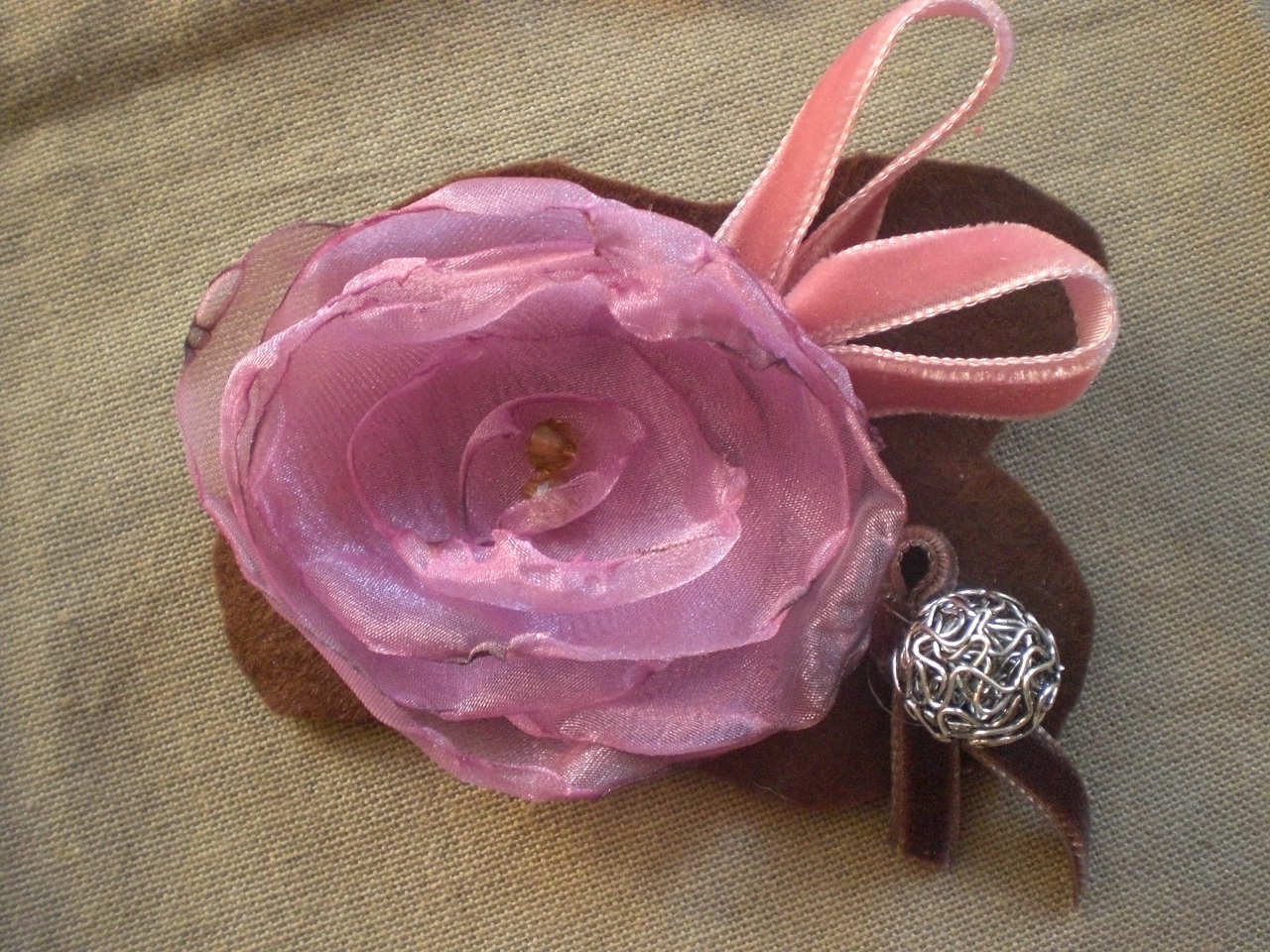 Mil Cosas Monas: Collar, broche y pasador para el pelo con flor rosa
