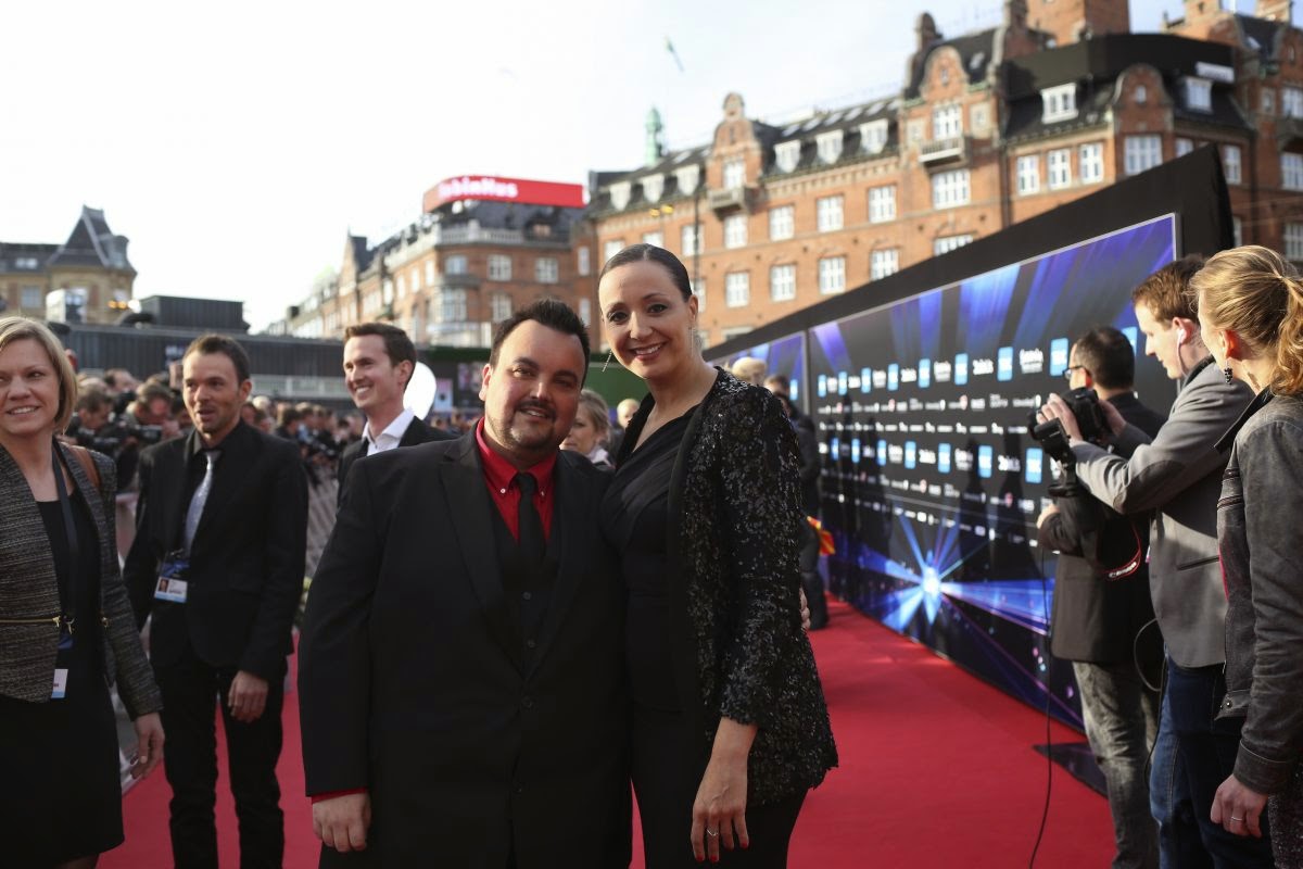 ΟΝ LINE PAPADOPOULOS: ΟΙ ΣΤΑΡ ΤΗΣ ΦΕΤΙΝΗΣ EUROVISION ΣΤΟ ΚΟΚΚΙΝΟ ΧΑΛΙ