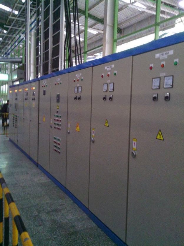 Panel-panel distribusi listrik dalam sebuah gedung