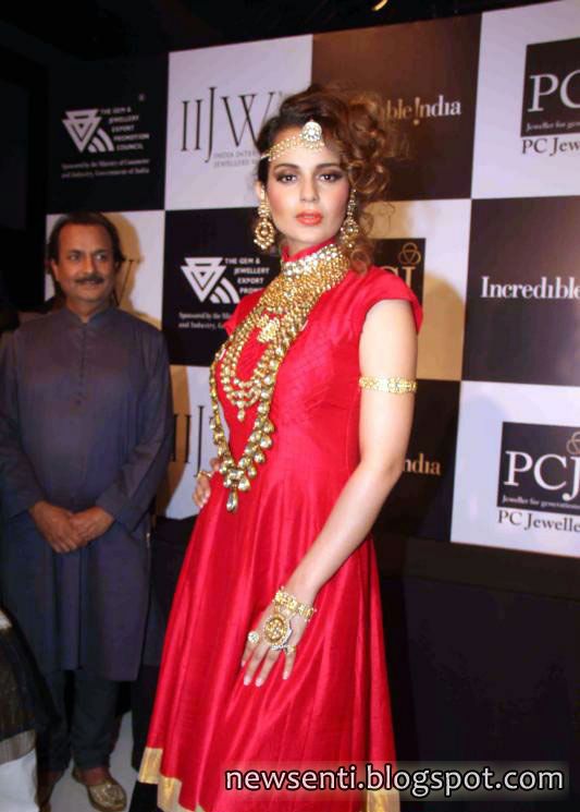 Galleries: Kangana Ranaut Ramp Walk on IIJW 2011