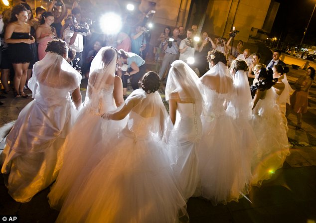 welcome to pknlr blog: There goes the bride ! The Romanian custom of ...