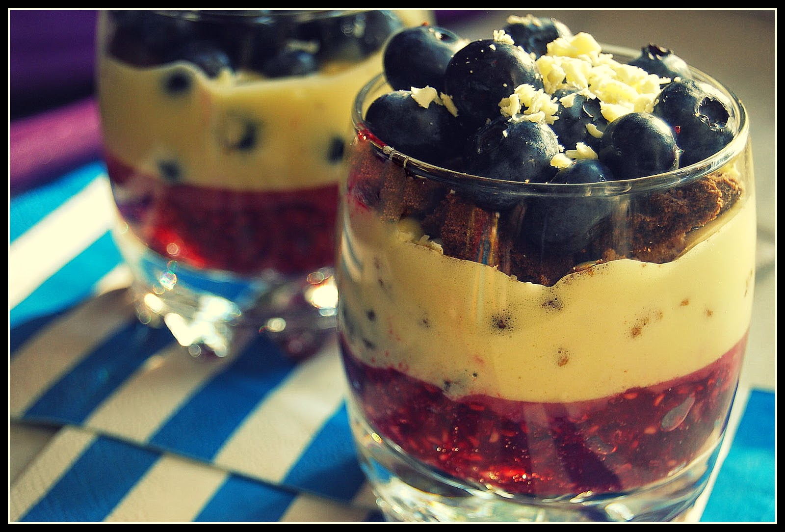 Blaszany garnuszek : Krem zabaglione (zabajone) z owocami