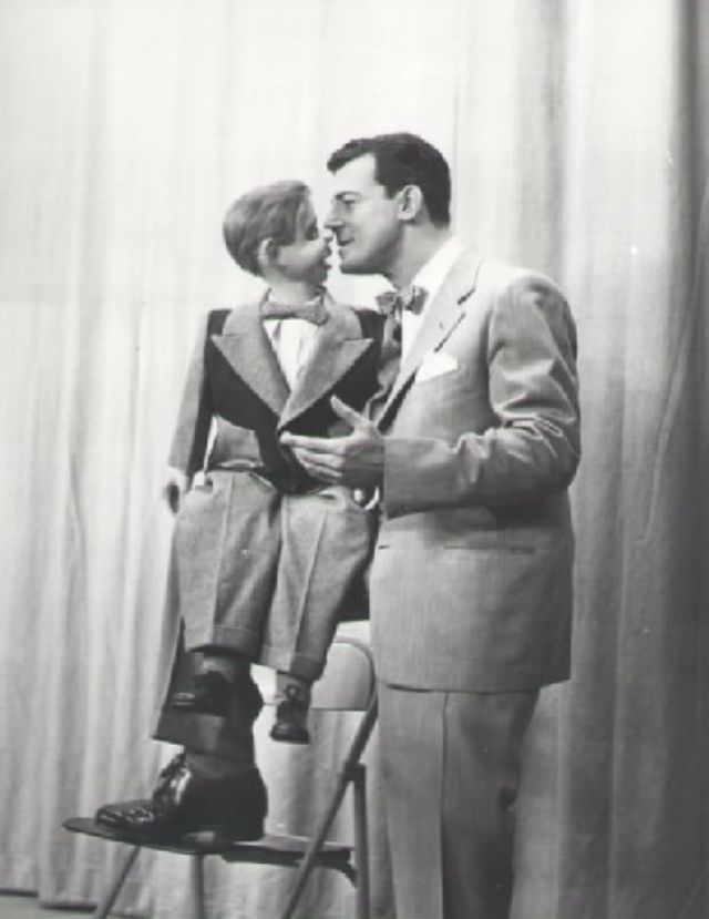 33 Creepy Vintage Portrait Photos of Ventriloquists With Their Dummies ...