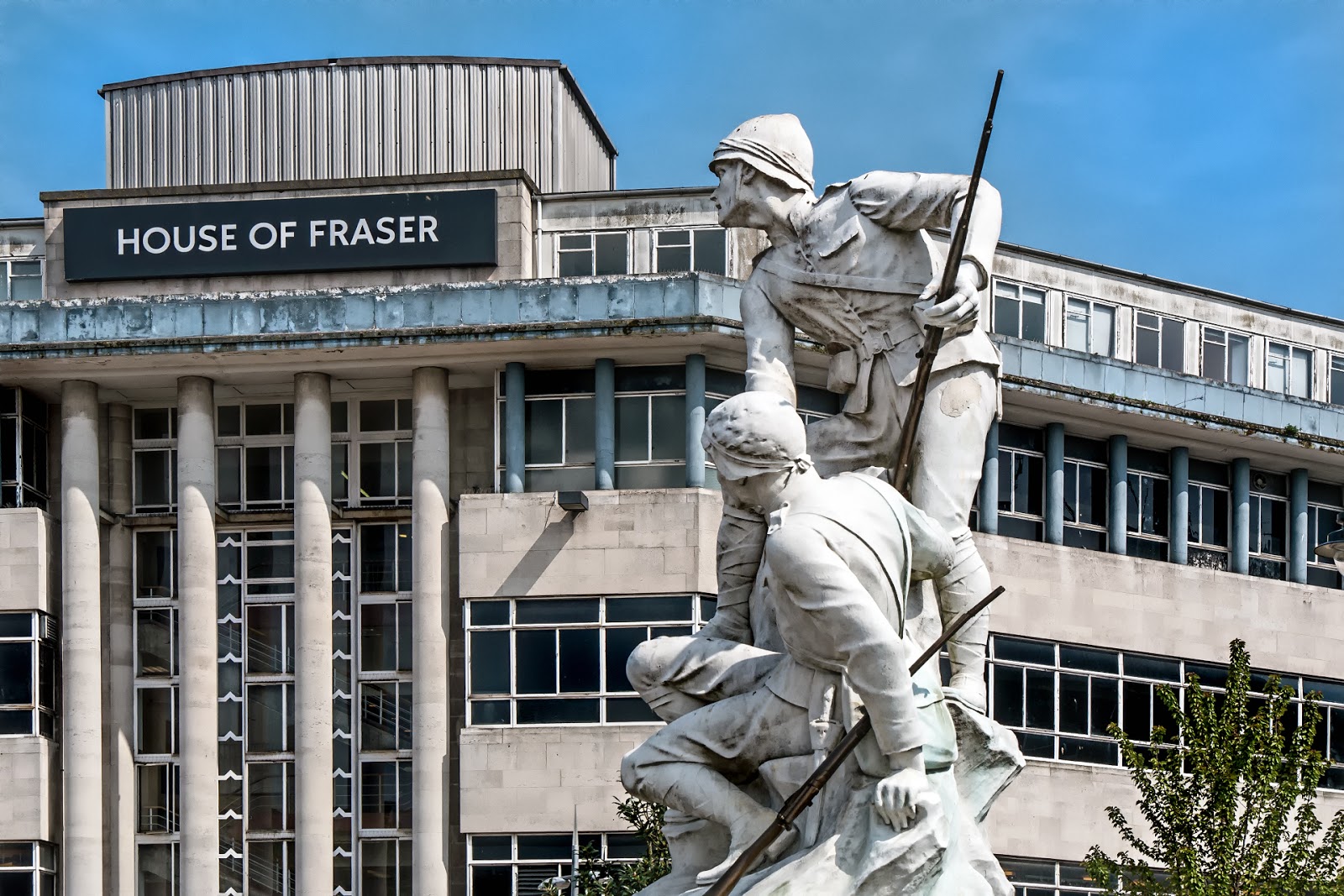 Lincolnshire Cam: Kingston Upon Hull, some statues and shops.