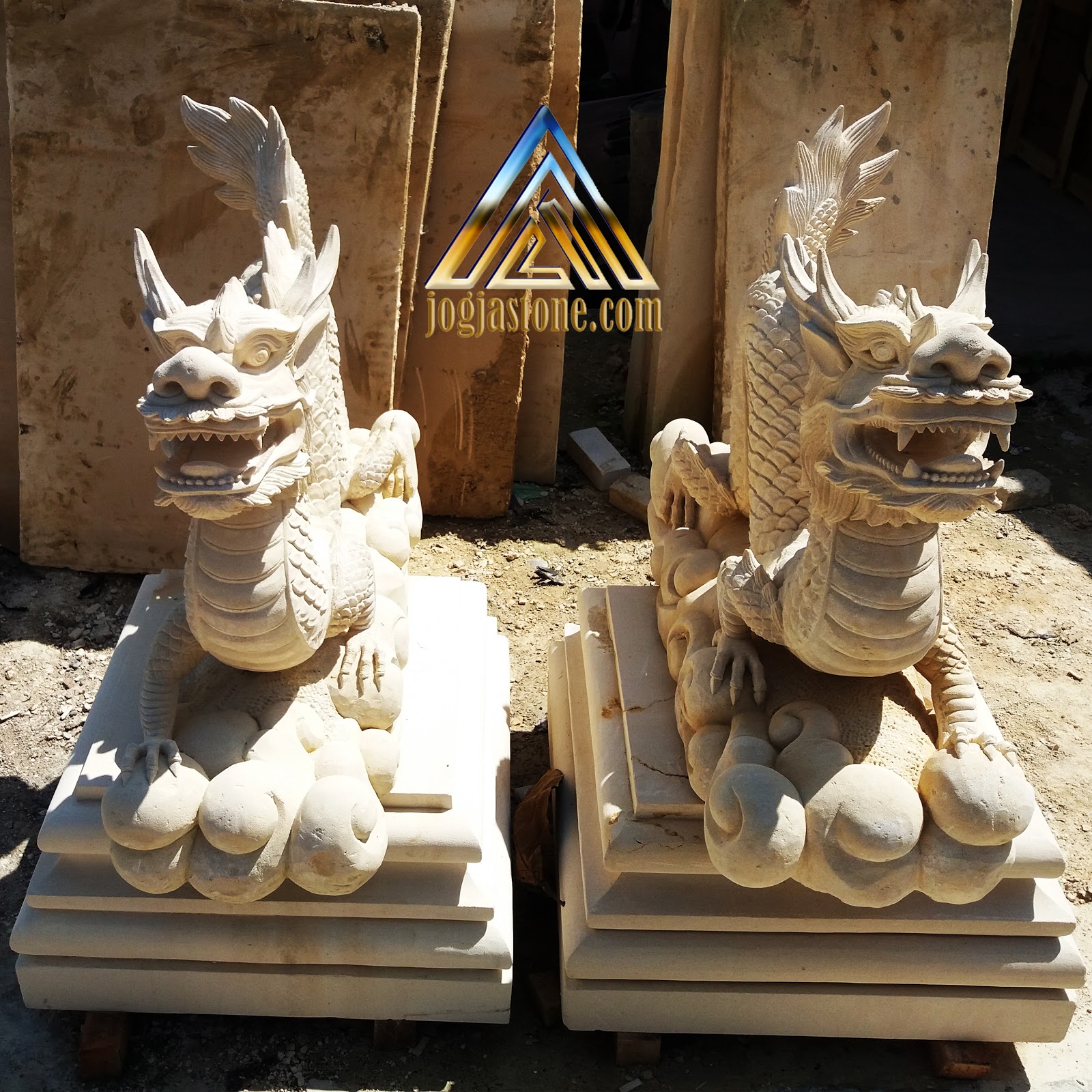 patung naga batu alam