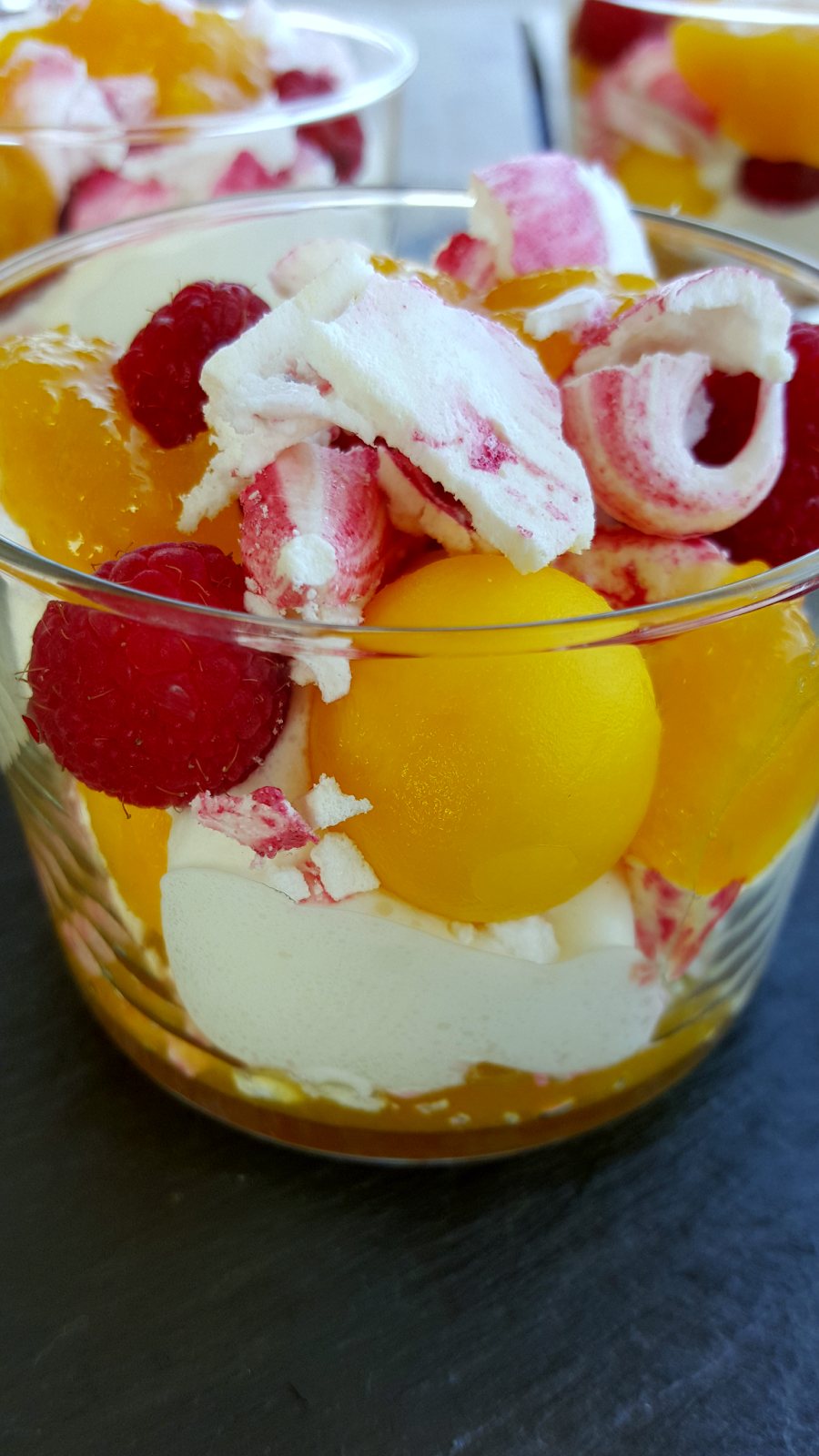 Vasitos de fruta, nata y merengue | Nata y nuez