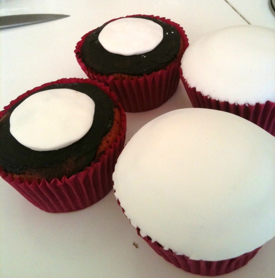 Dr Cupcake and Miss Macaron: Hatching chicken cupcakes for Easter