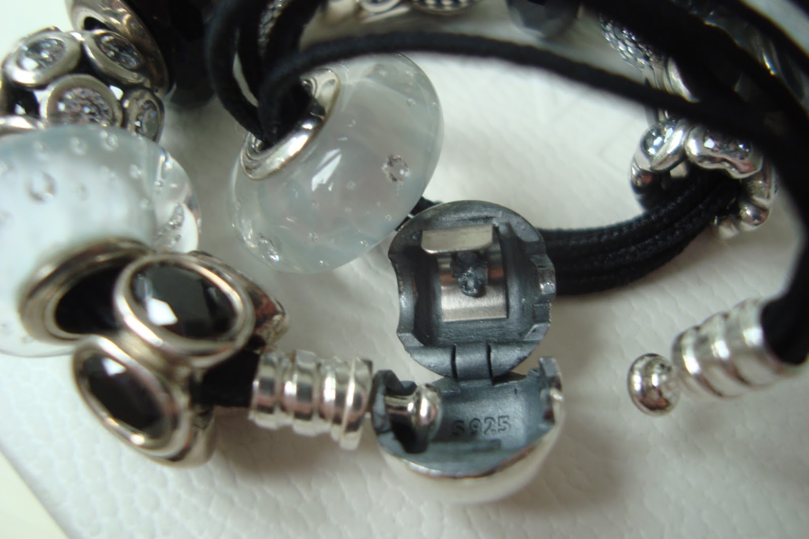 Ewushia: Pandora ze sznurka syntetycznego...