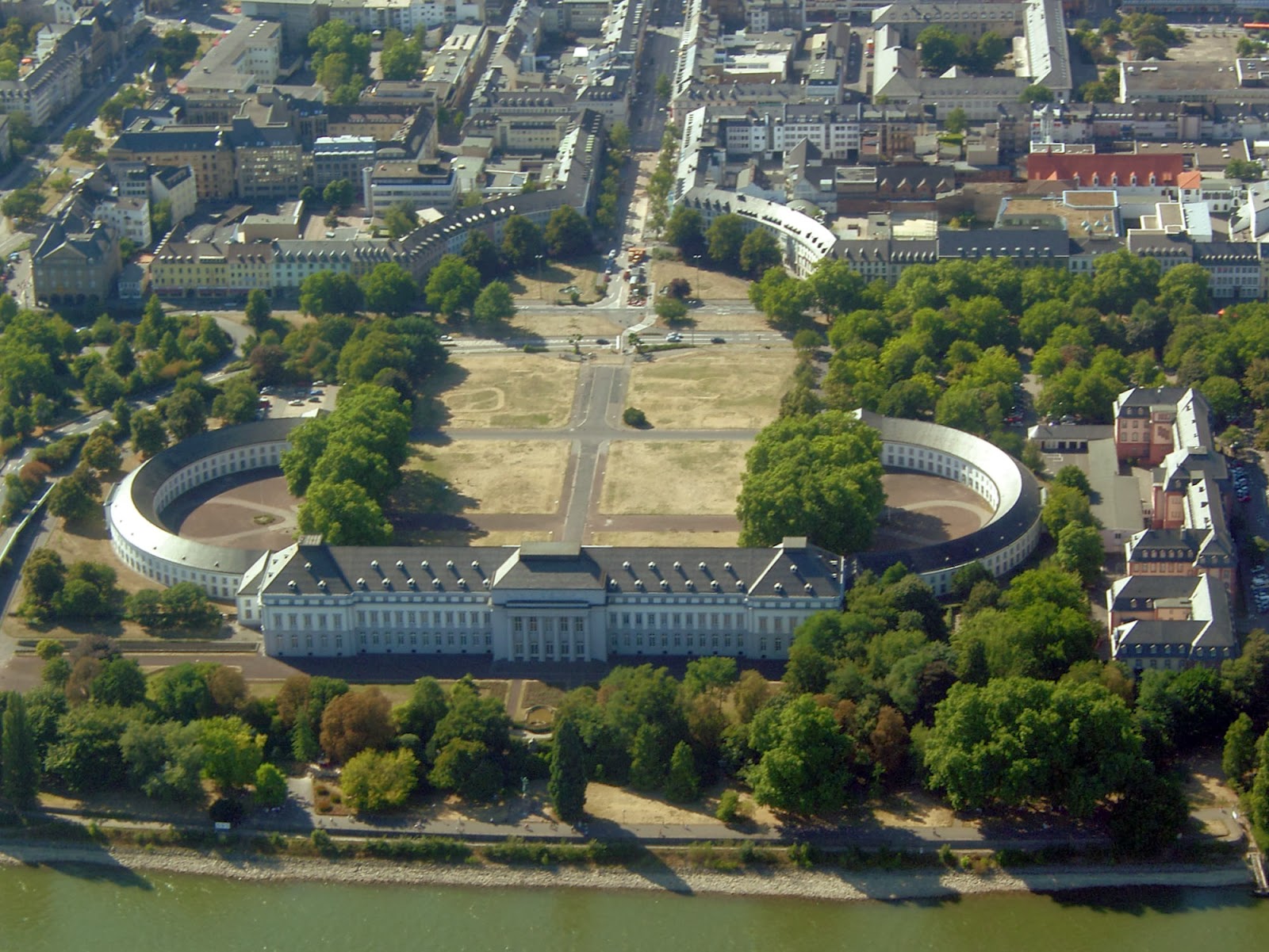 Ploaia de cuvinte: Valea Rinului - siragul de castele