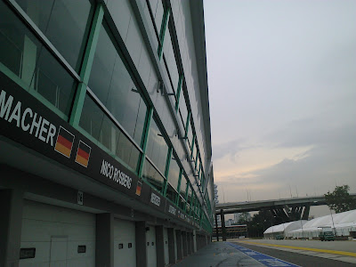 Frenzeelo: The F1 Pit Building