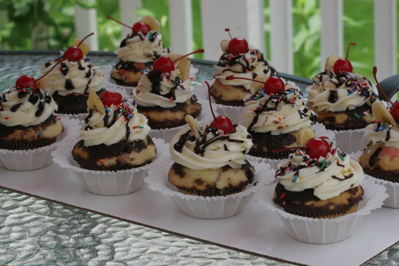 Punkie Pie's Place ...: Ice Cream Sundae {Cupcakes}