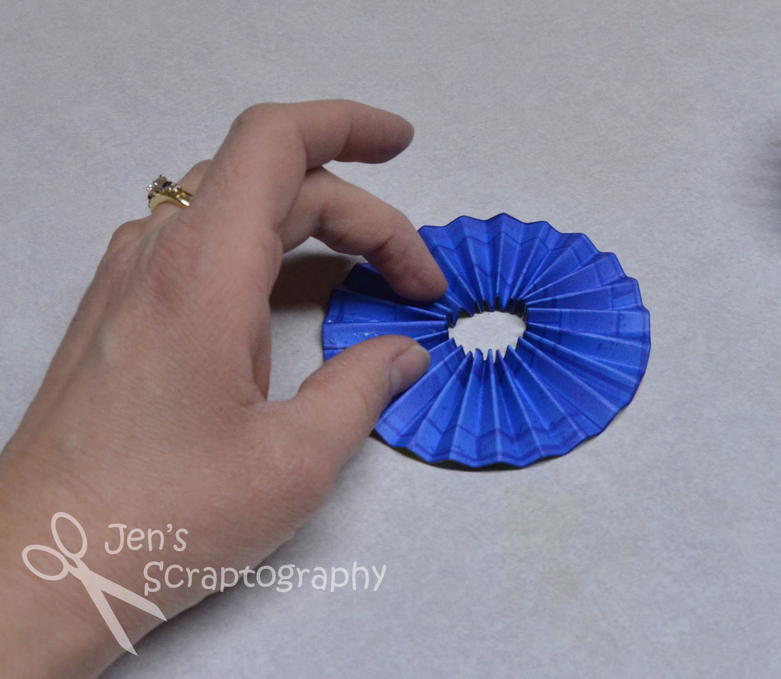 Jen's Scraptography: How To Make a Paper Rosette