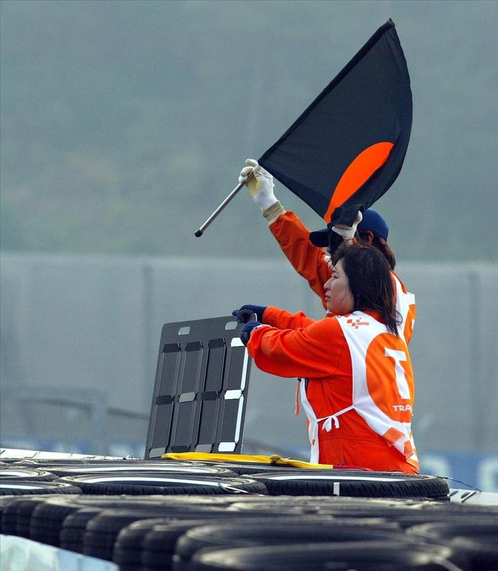 Penjelasan Jenis - Jenis Bendera Yang Digunakan Pada Balap Mobil F1 ...