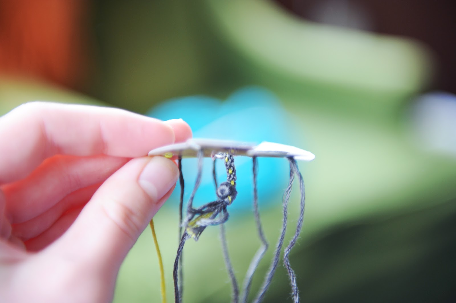 Paper Raindrops: Super easy friendship bracelet DIY