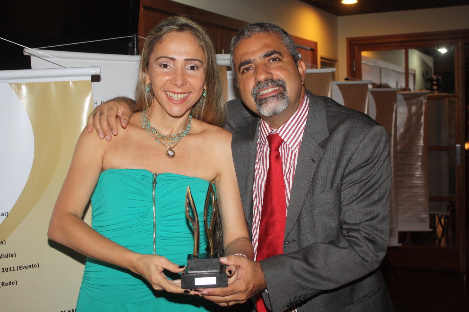 Claudia Cataldi: Claudia Cataldi recebe o Troféu Beija-Flor