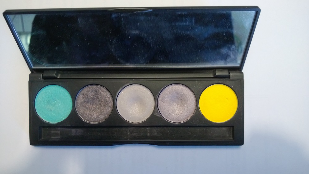 What Makes Happytarist Happy: DIY nail polish from yellow eyeshadow