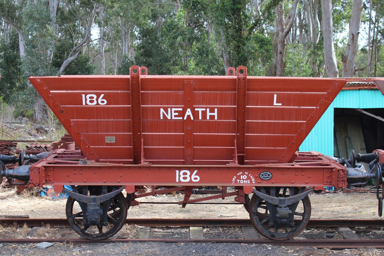 rusted2therails: Private non air coal hoppers