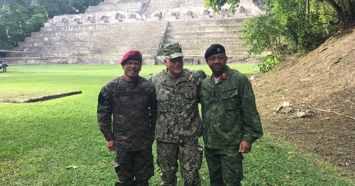 Comandante Del Comando Sur Del Ejército De Los EEUU Visita Belice Y ...