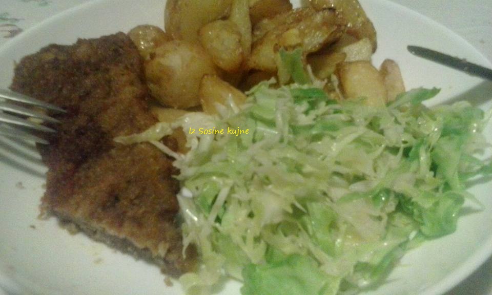 Iz Banatske kujne: Juneća pohovana šnicla, krompirići i kupus salata