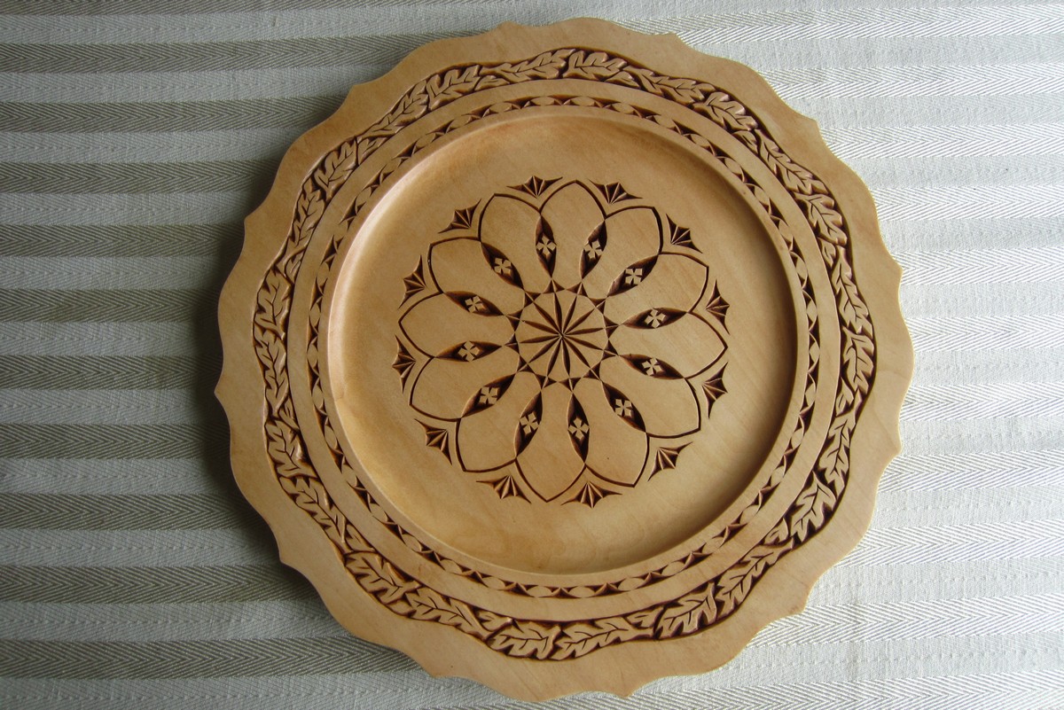 Ales the woodcarver: Chip carved basswood plate