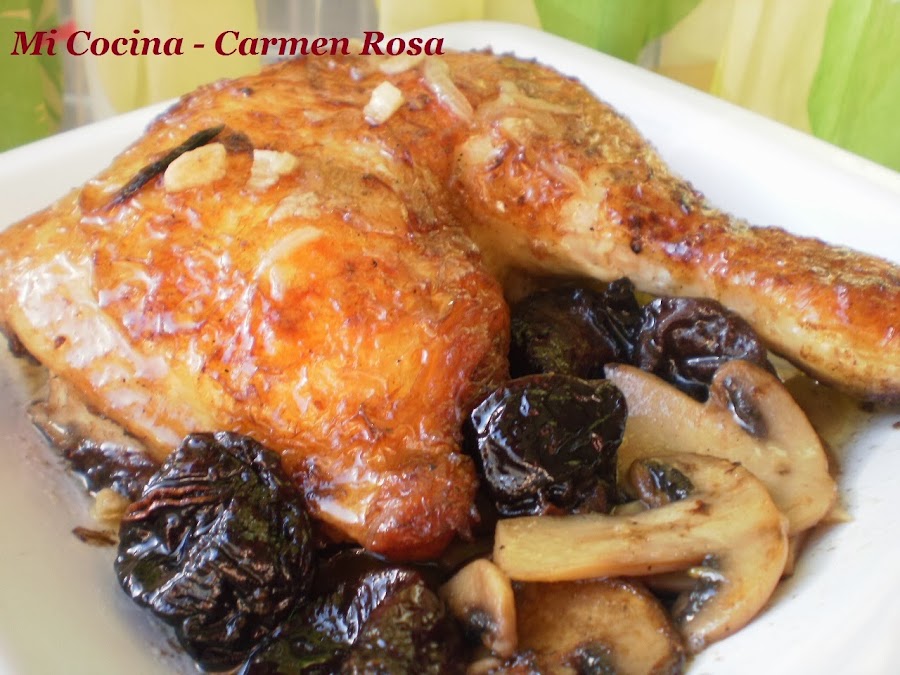 Pollo con ciruelas pasas y almendras en Lekue | Cocina