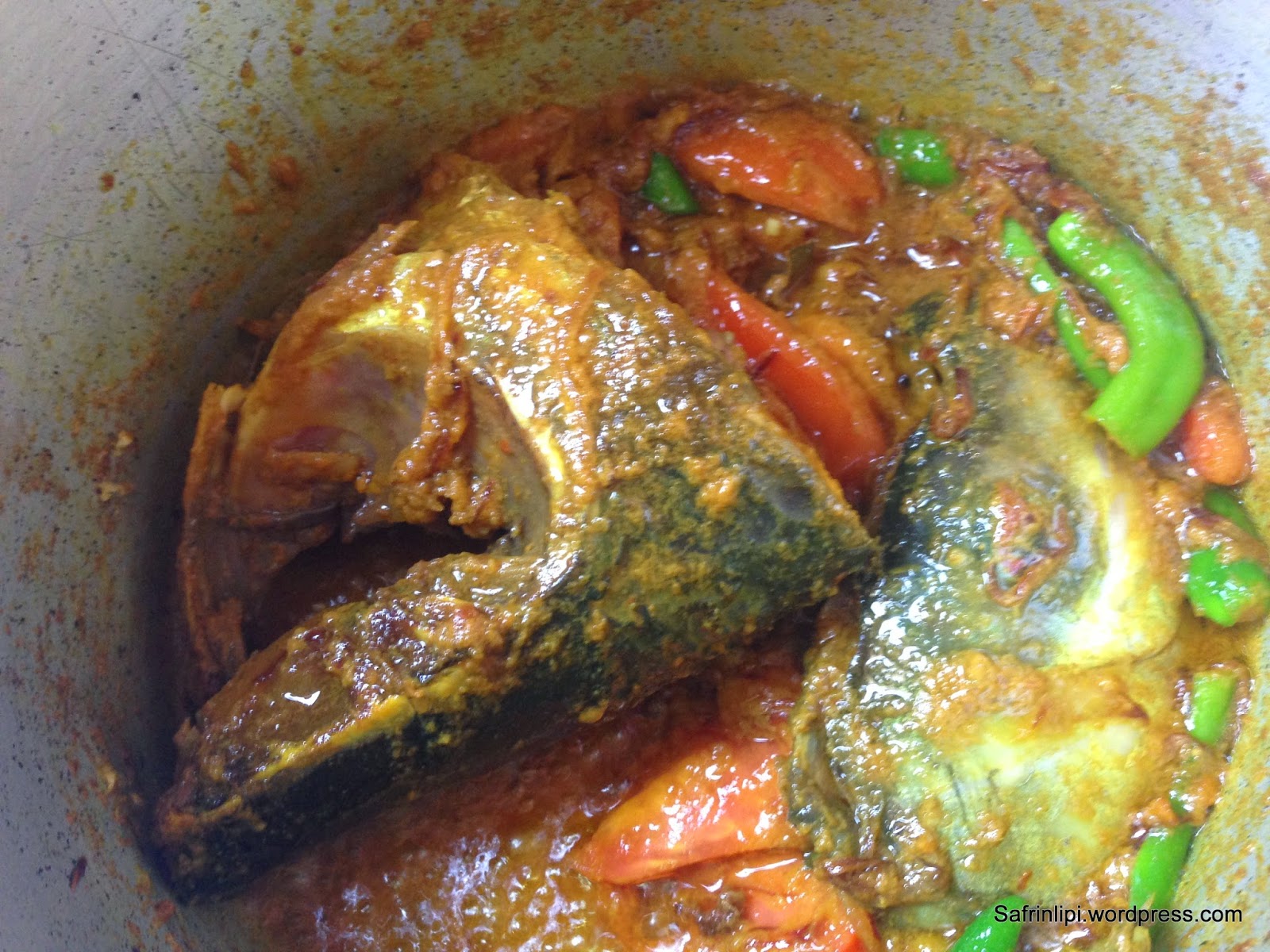 Safrinlipi: Mung bean with fish head মাছের মাথা দিয়ে মুগ ড়াল