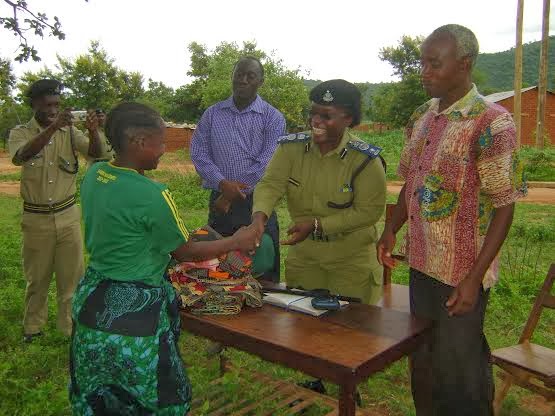 KAMISHNA MSAIDIZI WA POLISI SUZAN KAGANDA ATOA VITENGE 15 NA TSHS ...