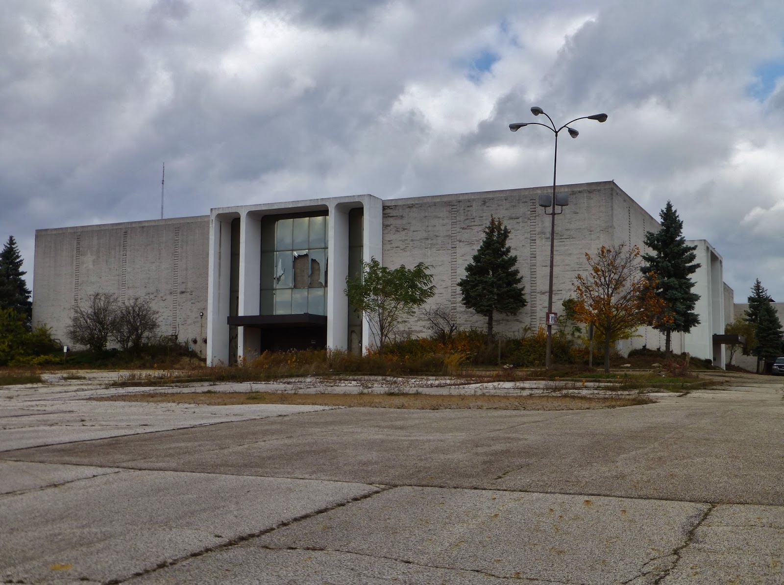 Dead and Dying retail: Rolling Acres Mall in Akron, Ohio