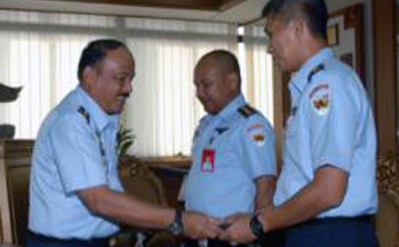 Tiga Pilot Garuda Terima Pangkat Letkol Tituler TNI AU