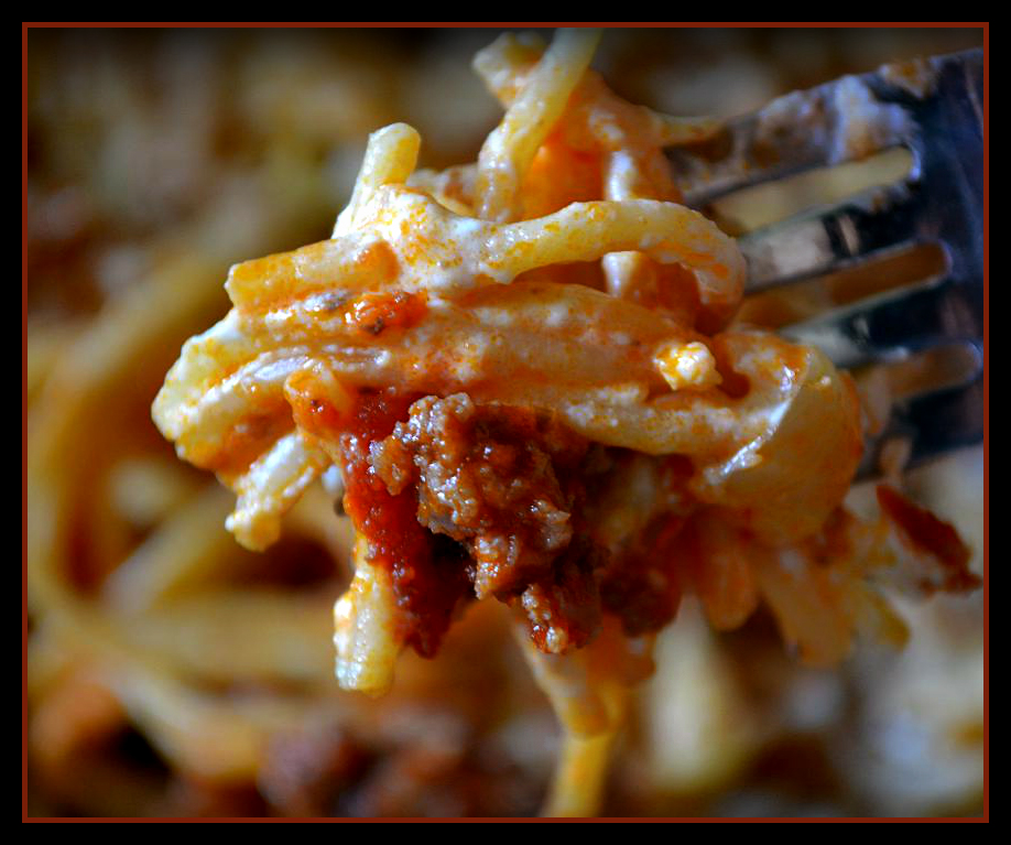 Suzy Homefaker: SPAGHETTI CASSEROLE