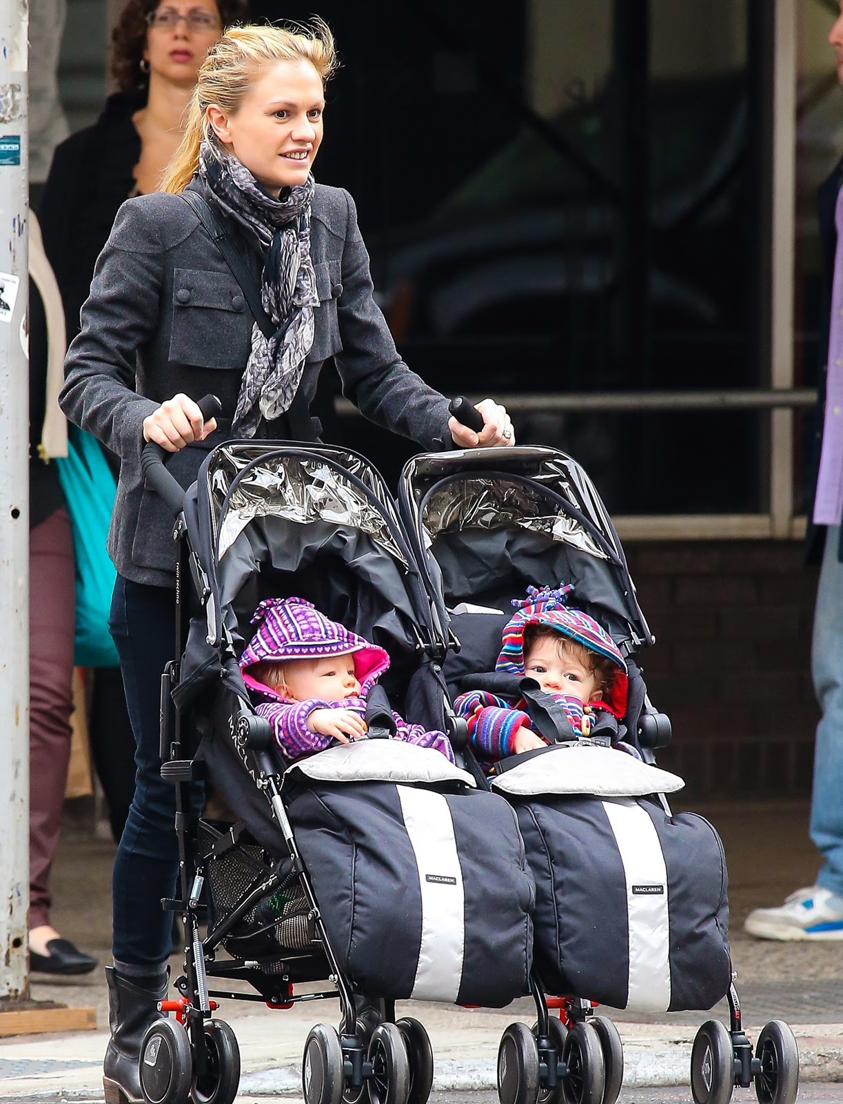 Billy - Lilac - Charlie - Poppy : Anna Paquin Takes A Stroll With Her ...