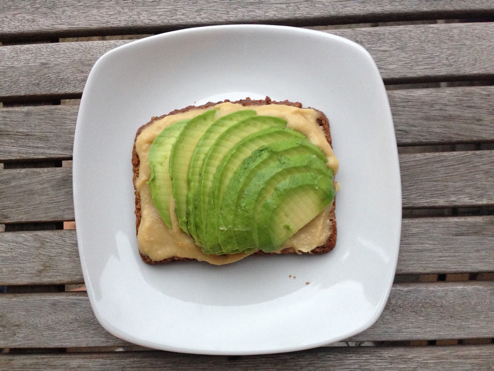 Colorful Fun Living: Avocado-humus rugbrødsmad