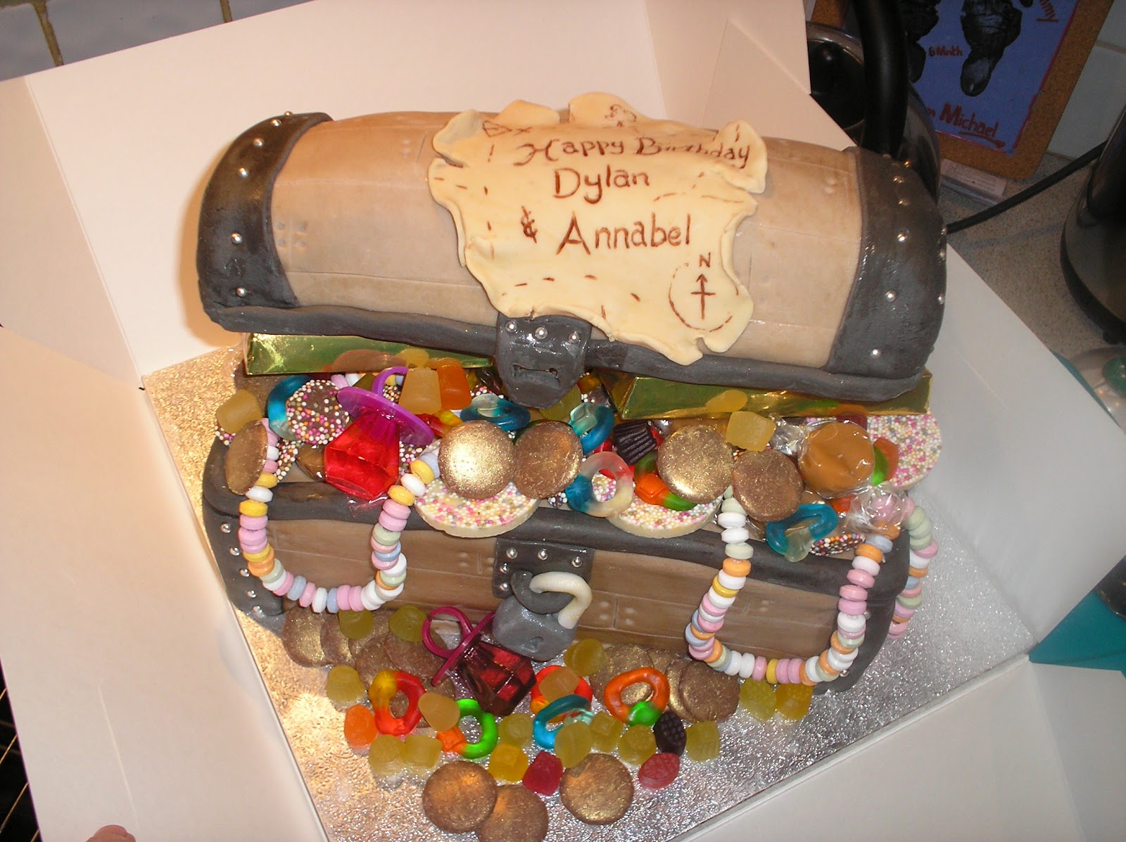 Nicky's Cakes: Treasure Chest Cake