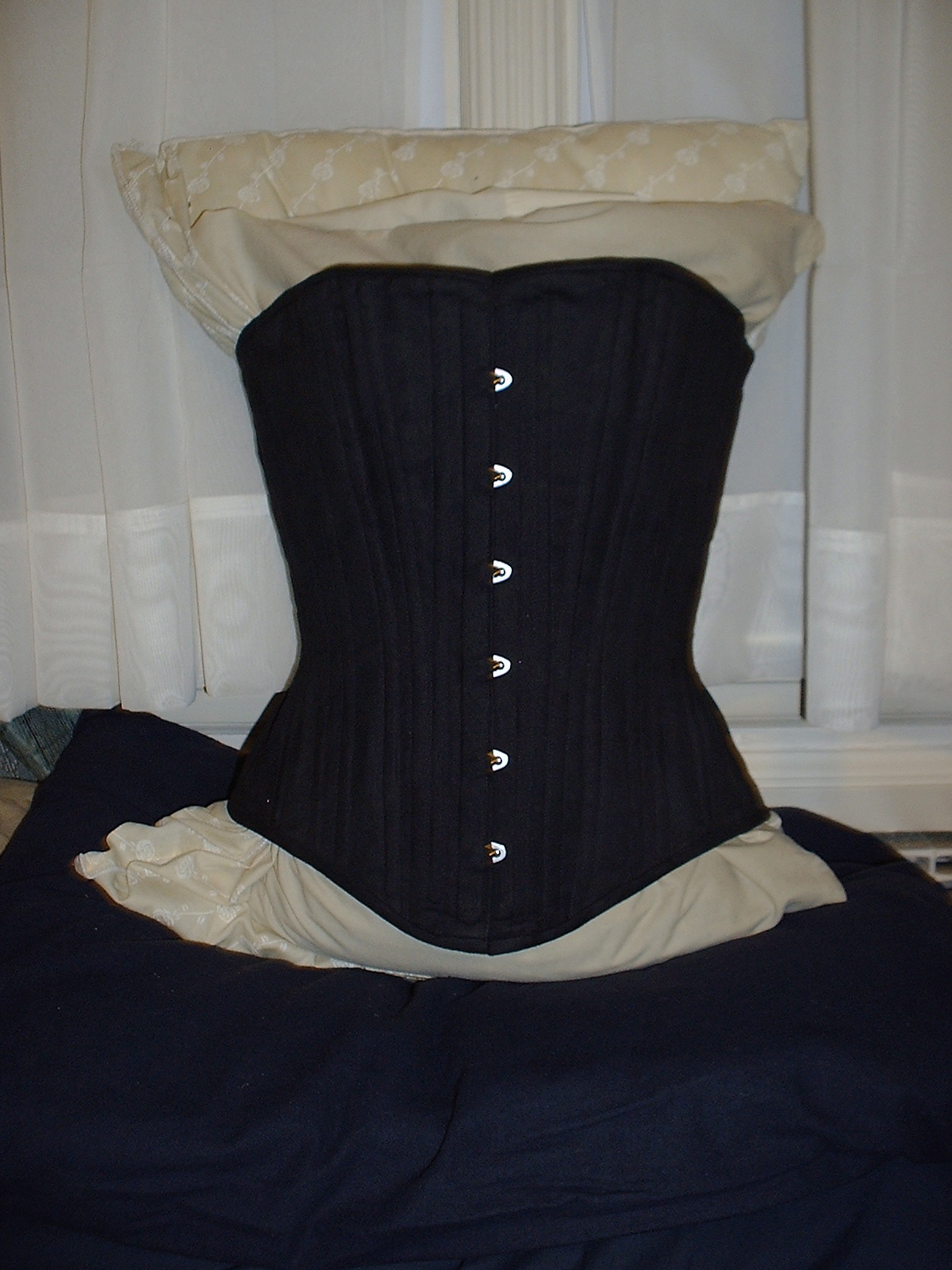 Paigeedd!: My First Corset (Black Mid-bust)