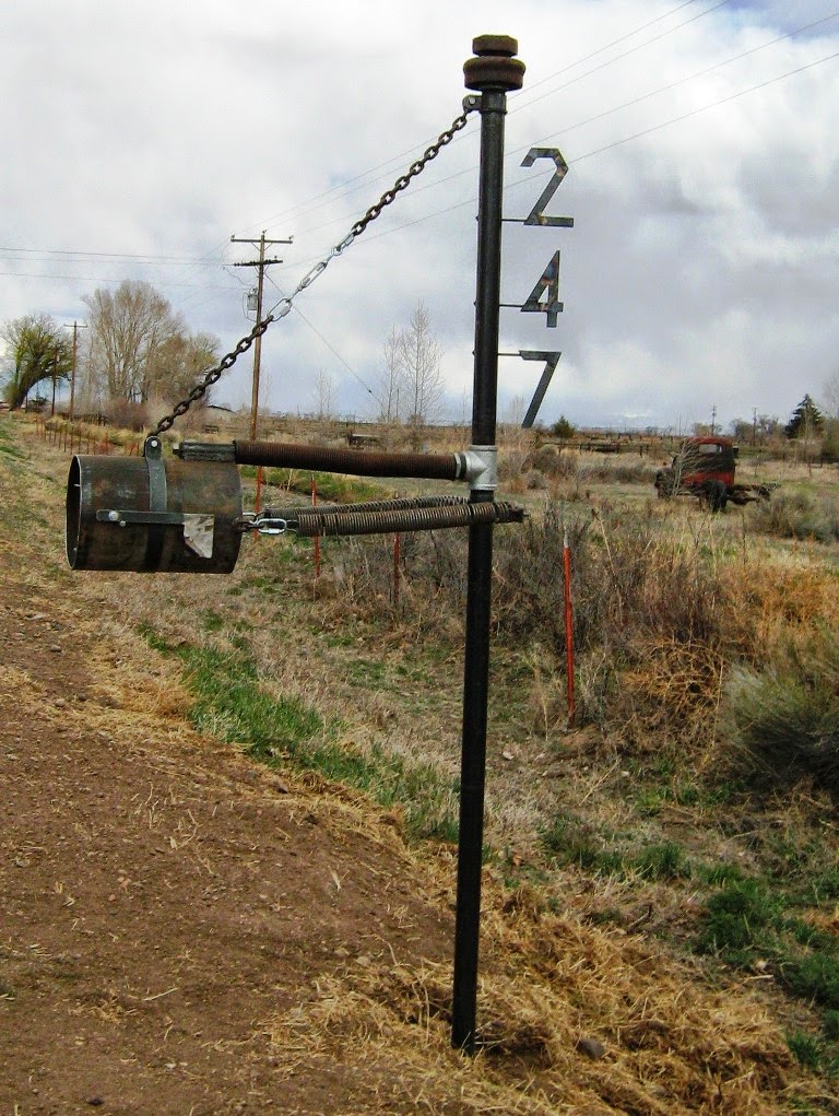Kindred Style: Funky Junk Mailbox
