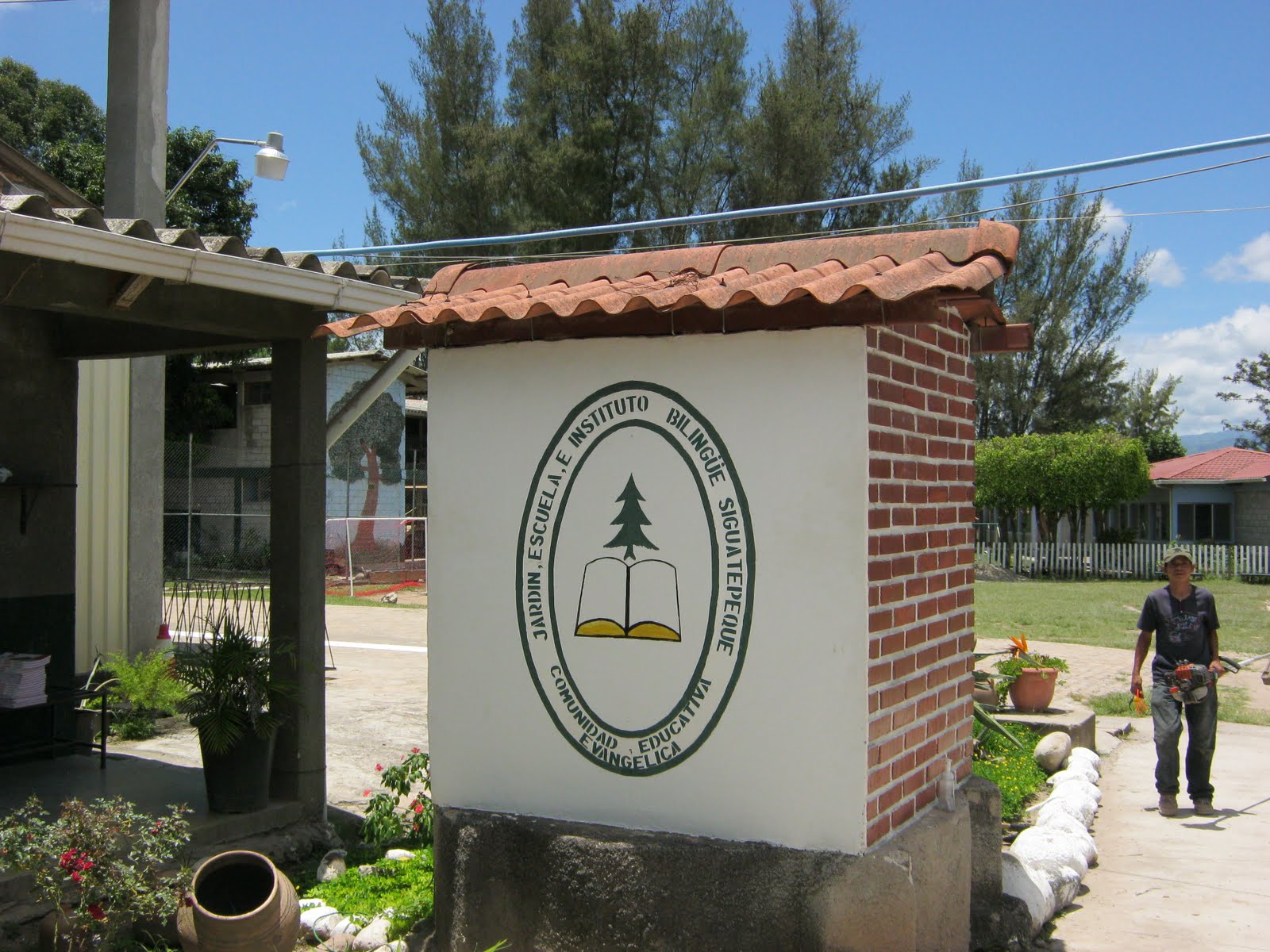 The Whites in Honduras!: School Has Started!