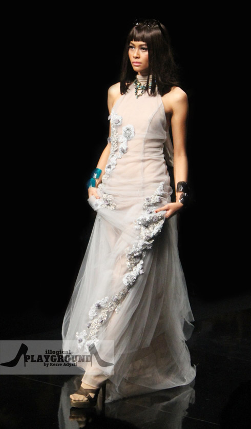 Rerre's Illogical Playground: Claudia Hidayat in Jakarta Fashion Week 2012