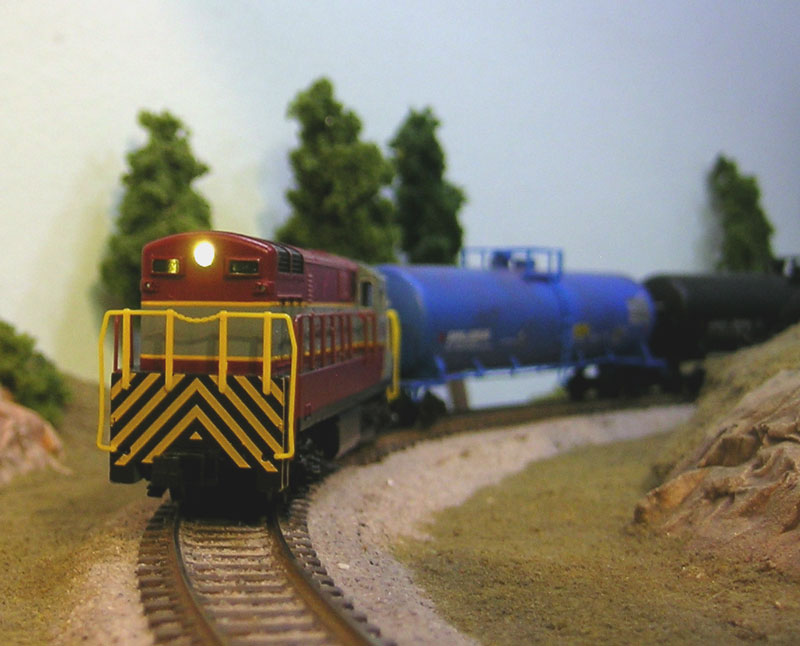 N Scale DCC Decoder Installs: DZ123 in a Bachmann H16-44