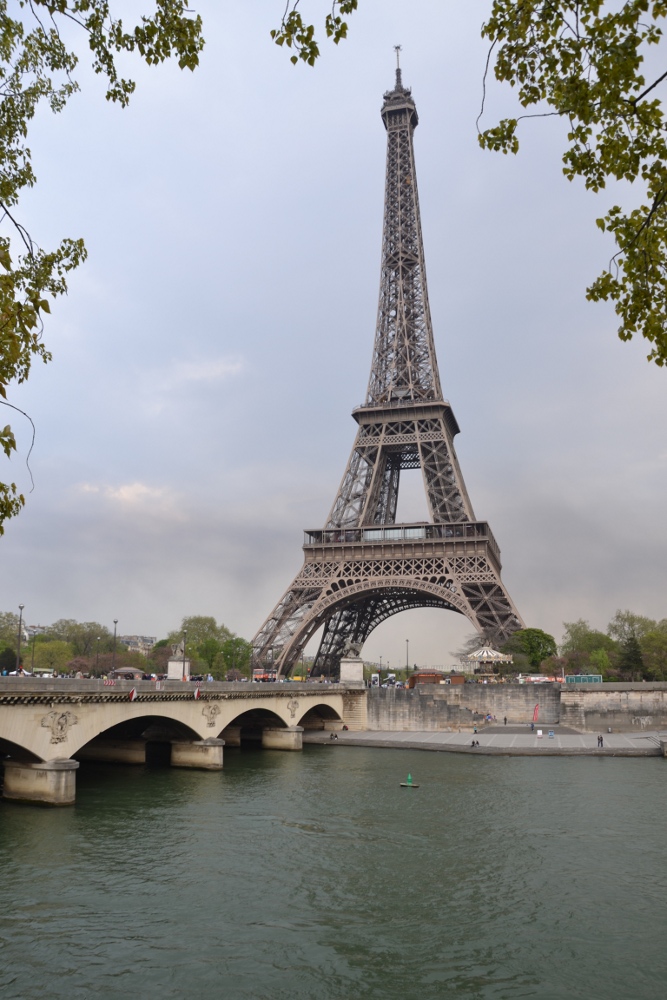 Kolmenimemees: Roosa Pariis, viimane rahukevad, VI. Triumfikaar ja ...