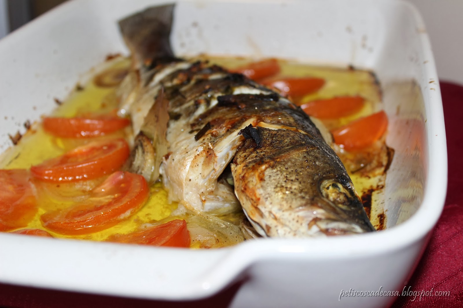 Petiscos cá de casa: Robalo assado no forno