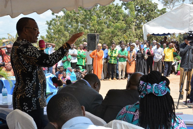 MATUKIO @ MICHUZI BLOG: Waziri Lukuvi Akabidhi hati zaidi ya 4000 Dar