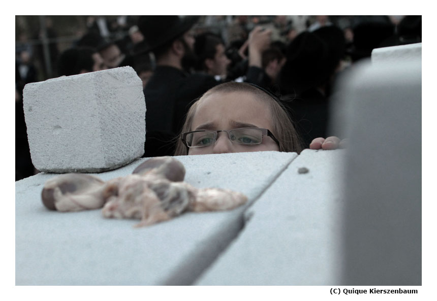 A la vuelta de la esquina, Beyond the corner...: "Passover sacrifice"