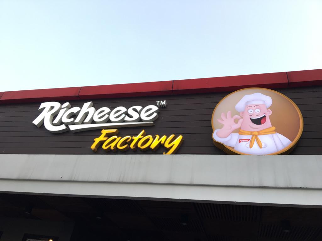 Penggantian Visual Neon Box Logo Chef Richeese Outlet Sudirman Semarang